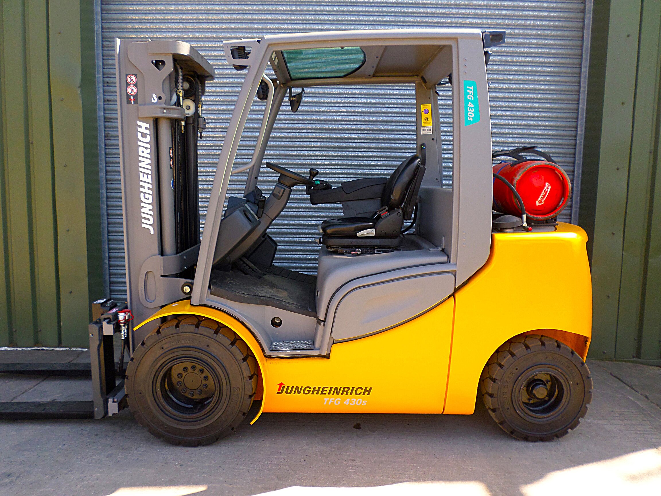 JUNGHEINRICH 3 TON CAPACITY TRIPLE MAST CONTAINER SPEC - Used Forklift ...