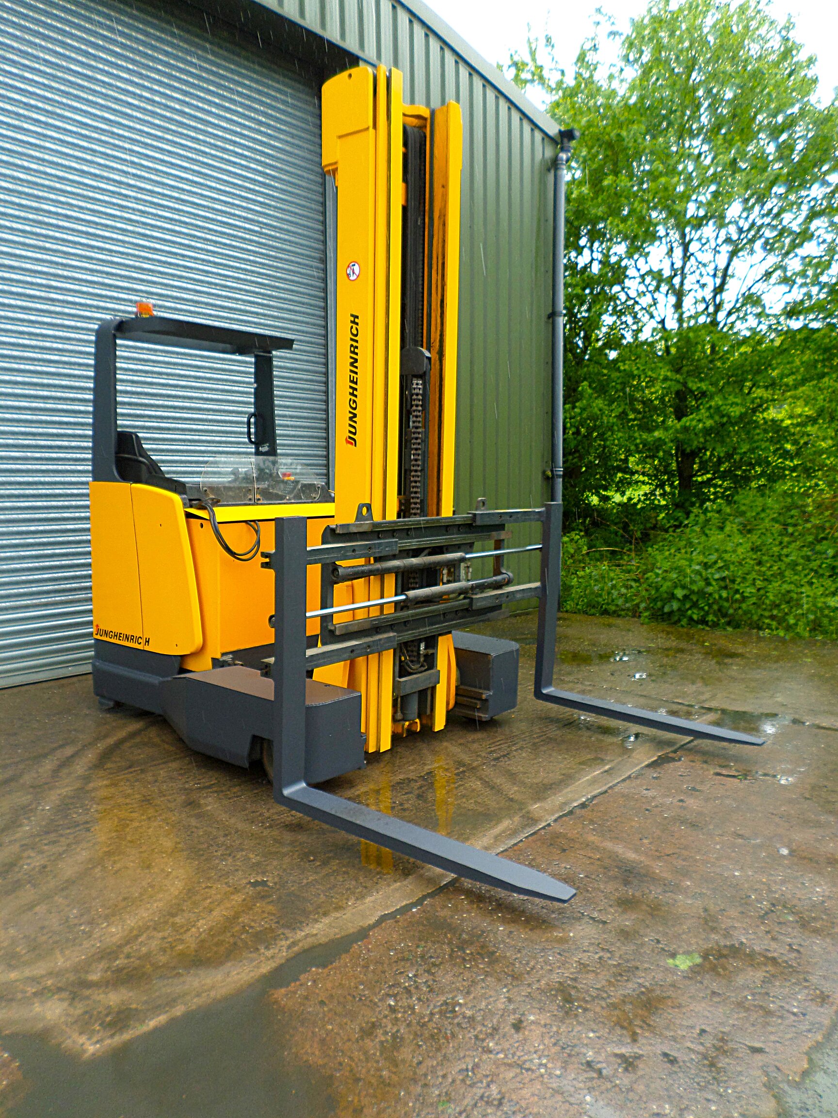 JUNGHEINRICH MULTI DIRECTIONAL REACH TRUCK WITH FORK SPREADER - Used ...